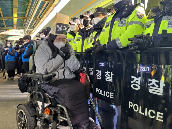 지하철에서 쫓겨난 장애인은 결국 바닥을 기었다